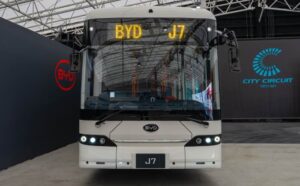 BYD、中型EVバス「J7」の納車開始。フルライン体制が揃う | NEXT MOBILITY | ネクストモビリティ